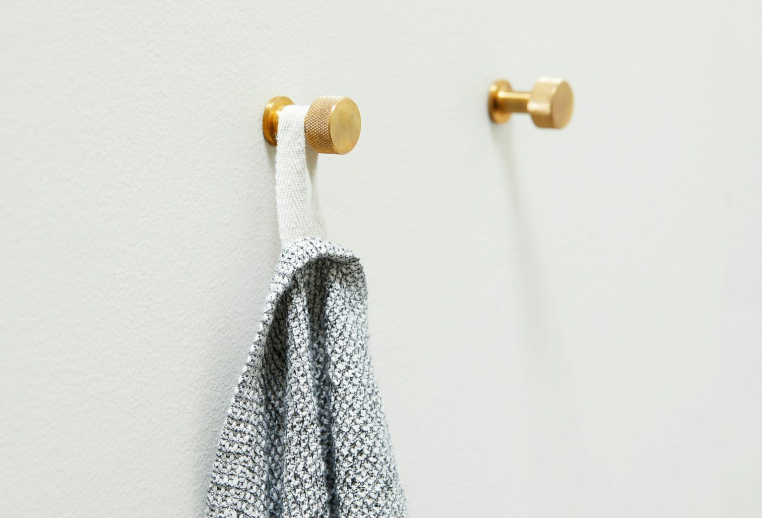 Form & Refine - Angle Hook muurhaak - byJensen